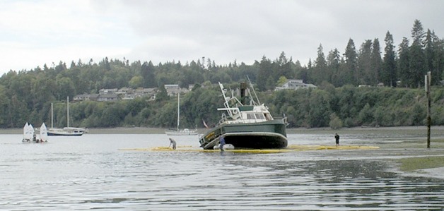 Small fuel spill contained after boat runs aground in Kingston | Kitsap ...